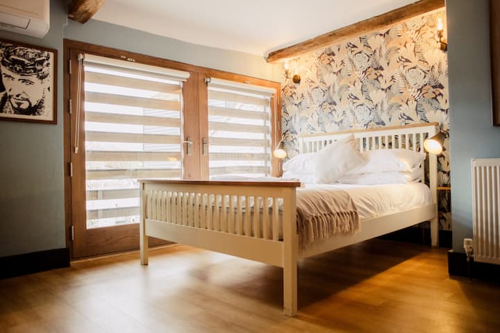 Deluxe Double Room With Shower - Canterbury