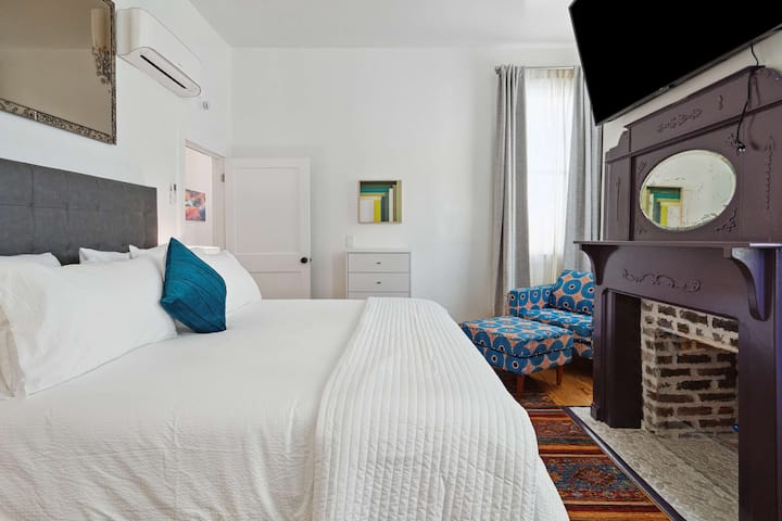 Spacious Apartment With Vibrant Style, Shared Pool - Charleston, SC