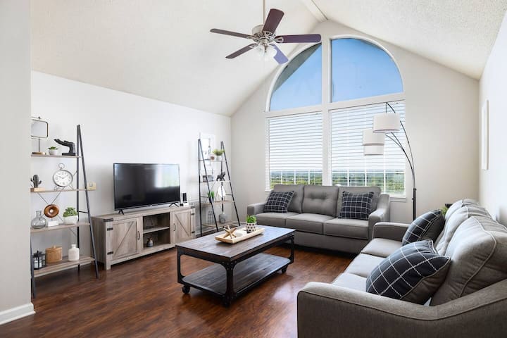 Hilltop Hideaway G- King Beds/free Parking/2 Bath - Homewood, AL