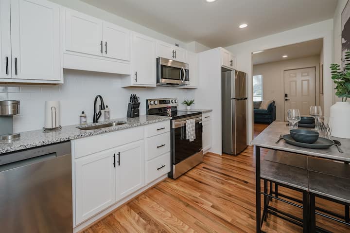 Central Suite A - 2 Bedrooms/king Bed/parking - Birmingham, AL