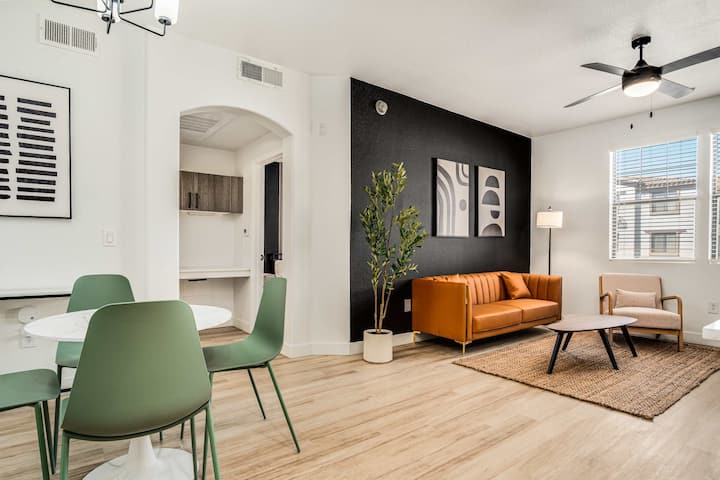 Boulevard Stays Luxe 1br By Stadium Pool, Parking, - Glendale, AZ