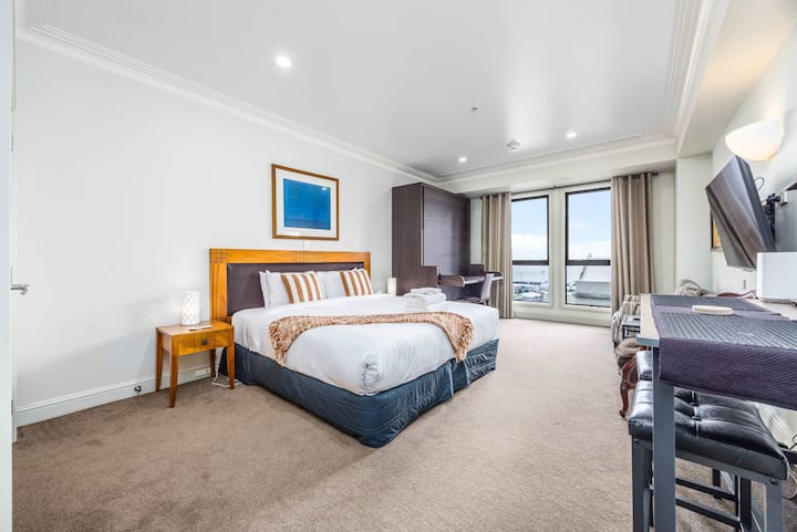 Harbour Views Studio W/ Rooftop Pool & Parking - Auckland