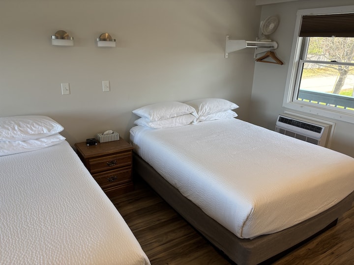 Juniper Motel-water Front- Double Queen - Greenville, ME