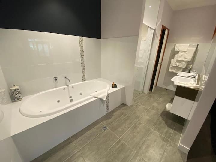 Charming Camellia Suite - Marysville