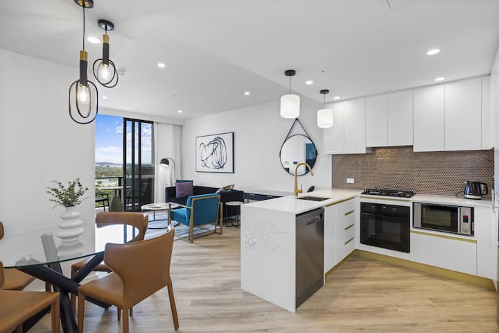 Southport Lux Top Floor Apartment - Gold Coast