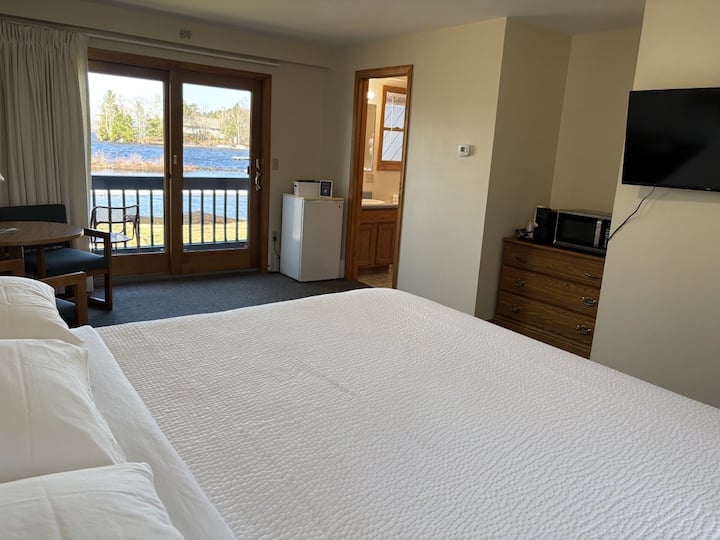 Juniper Motel -Waterfront- King Bed W/jacuzzi-21 - Greenville, ME