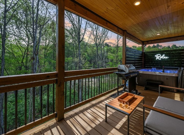 Specials! Hot Tub, Arcade, Close To Downtown Pf! - Pigeon Forge, TN