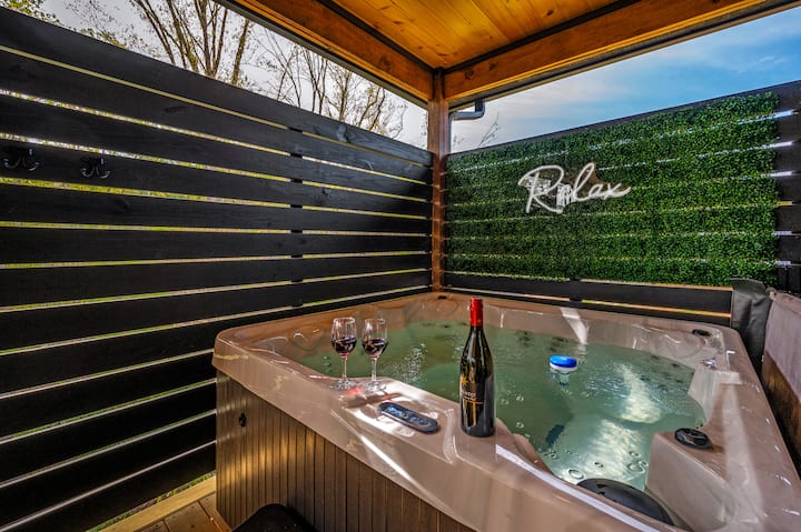 Specials! Hot Tub, Arcade, Close To Downtown Pf! - Pigeon Forge, TN