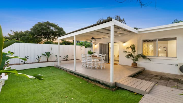 Bright And Spacious Triplex Near Holloways Beach - Cairns