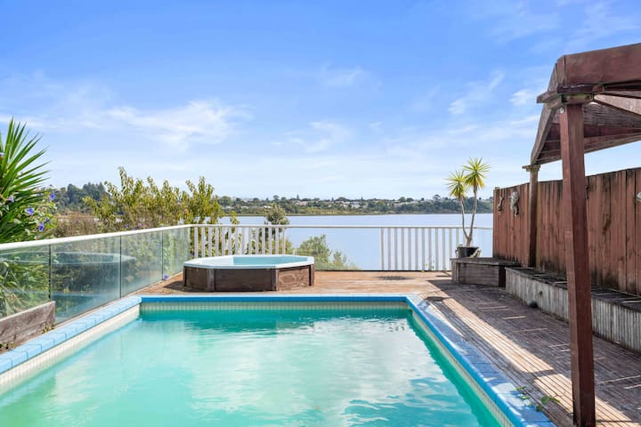 Poolside Lookout - Tauranga Holiday Home - Tauranga