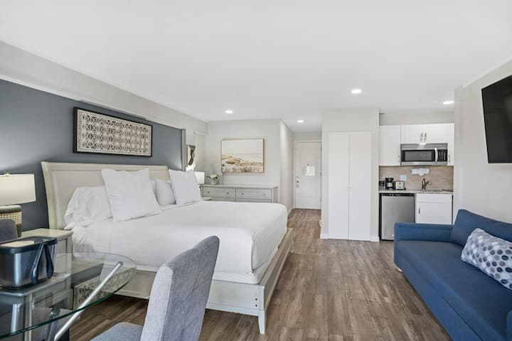 Chic Centrally Located Full Service Condo - East Hampton, NY