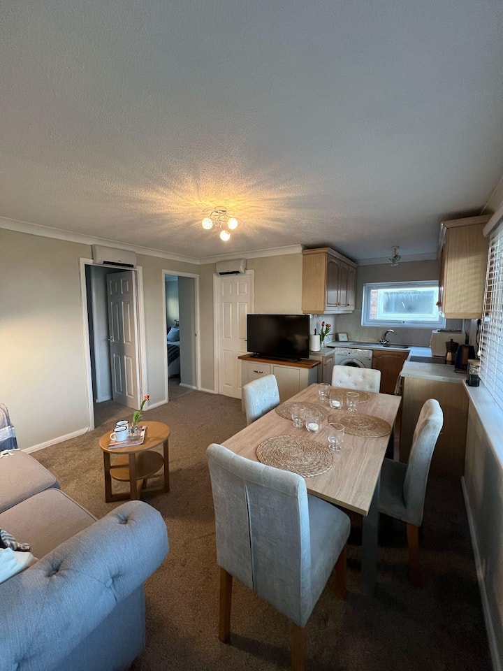 Beach - 2 Bedrooms - 4 Guests - Parking - Hemsby