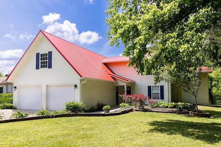 Riverfront Retreat - Direct River Access - 2 Bdrm - Walland, TN