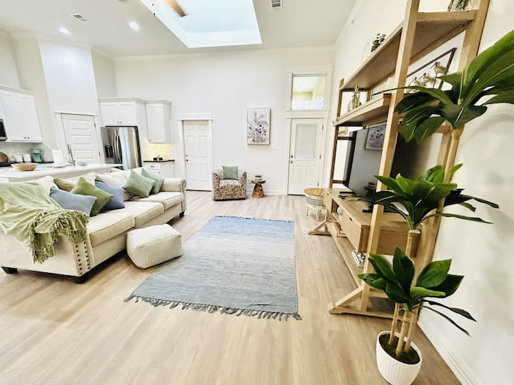 Beautiful Newly Built Condo - Bryan, TX