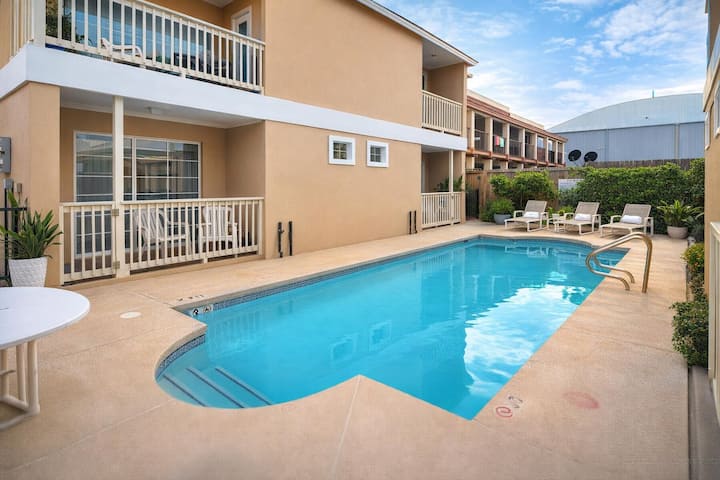 "1 Block To Beach "Pool" Up To 6 "Families - South Padre Island