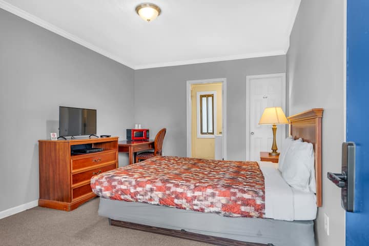 Private Room & Bath In Brownstown Township - Gibraltar, MI