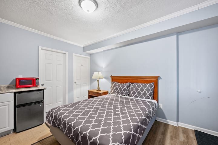 Comfortable Room With Bath In Brownstown - Gibraltar, MI