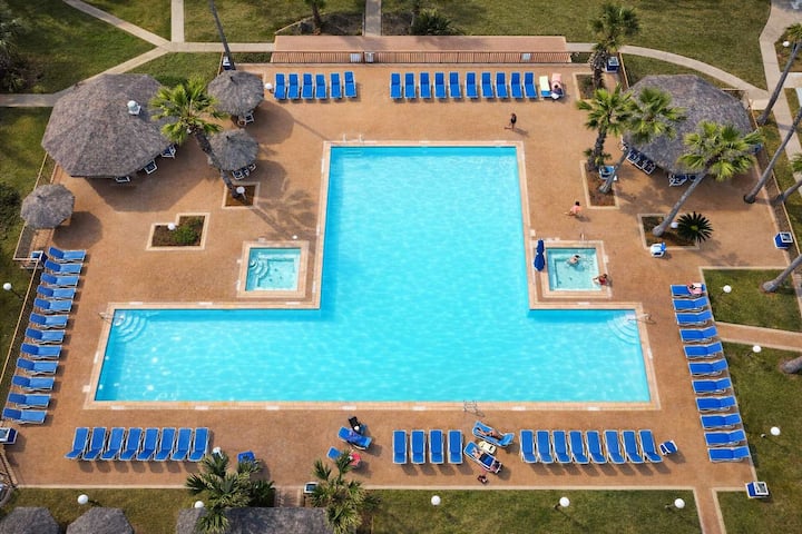 "Beachfront Hotspot" New Furnishings "Pool" 1s - Port Isabel, TX