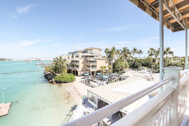 Seaside Getaway! Gym, Spa, Pool  Harbor Access - Key West, FL