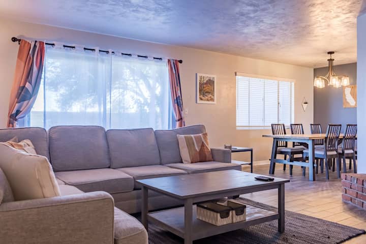 Cozy Ranch Home W/ Fireplace, Large Yard, Near Asu - Tempe, AZ