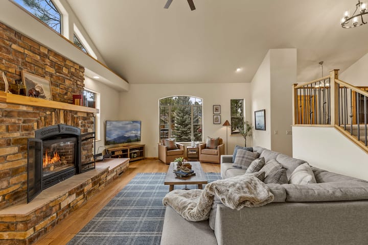 Fam-friendly Cabin Retreat | Hot Tub | Game Room - Flagstaff, AZ