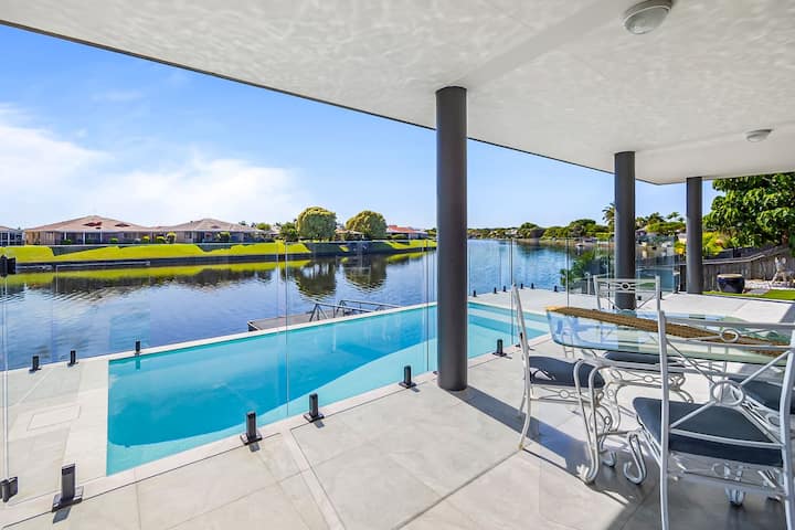 4 Bedroom 3 Bathroom House On Canal, Sleeps 12 - Bribie Island