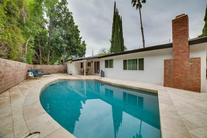 Private Pool & Patio: Luxe Encino Family Getaway - Los Angeles, CA