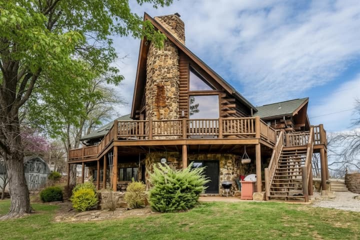 Luxury Log Cabin W/ Beach & Dock • Sleeps 12 - Marion, IL
