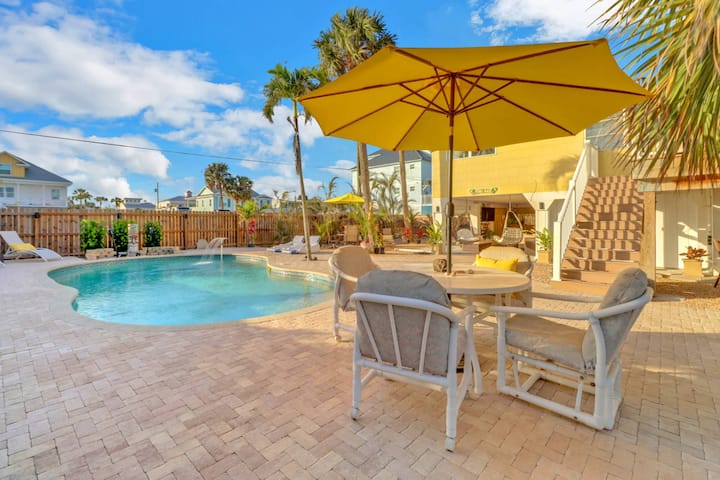 Beach Getaway! Pool, Bikes, Wifi & Close To Beach! - Fort Myers Beach, FL