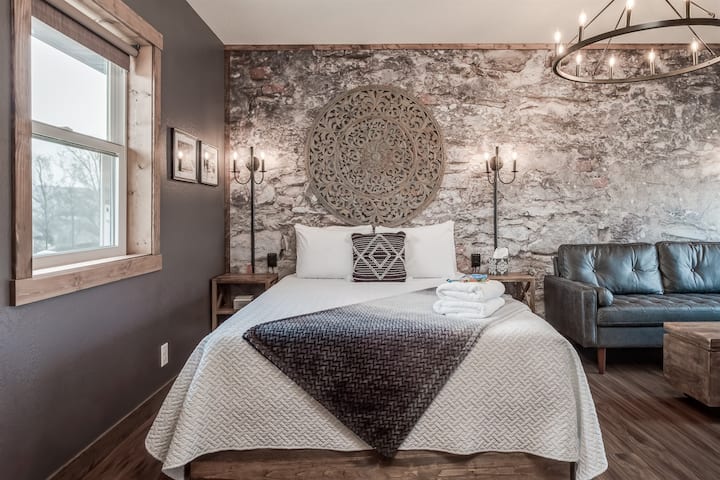 Work & Lounge Space | Free Parking - Hastings, MN