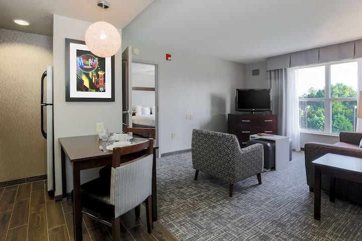 Launchpad To Memphis: 1br W/breakfast, Pool&gym - Germantown