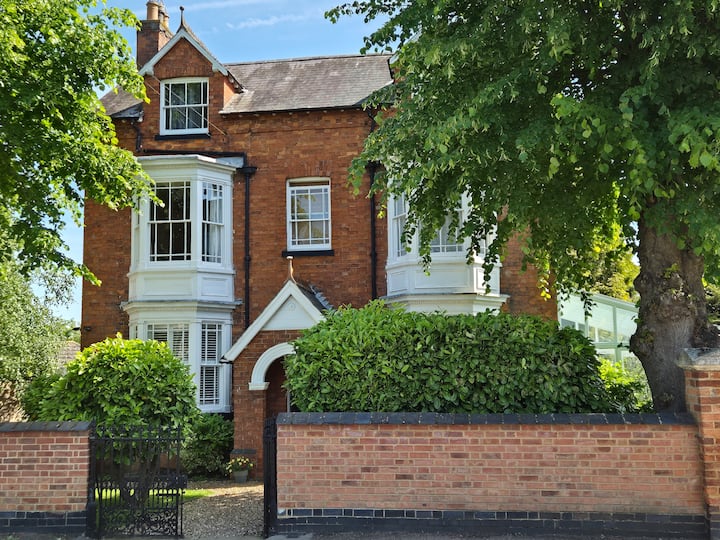 Grand Victorian With Hot Tub & Stunning Garden - Kettering, UK