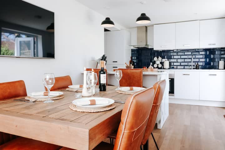 The Coachhouse, By Solace Stays, Free Parking - Newport