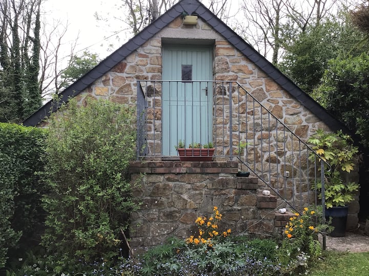 Cozy Camborne Studio Retreat With Two Single Beds - Camborne