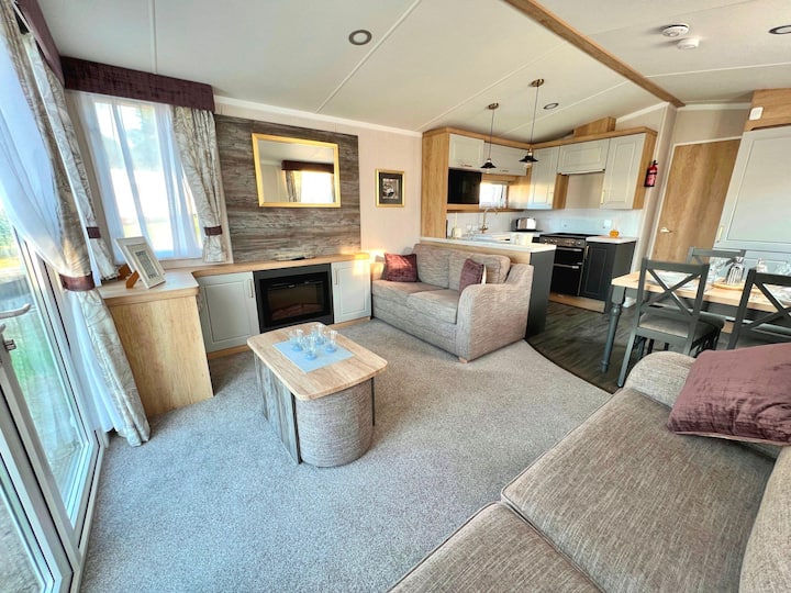 Caravan With Decking In Essex, Ref 17006tw - Walton-on-the-Naze