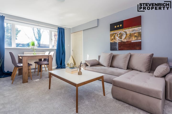 Group-friendly | Stylish Flat W/ Wifi, Sleeps 3 - Newcastle Airport (NCL)