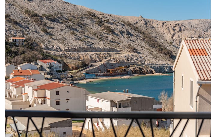 2 Bedroom Lovely Apartment In Metajna - Karlobag