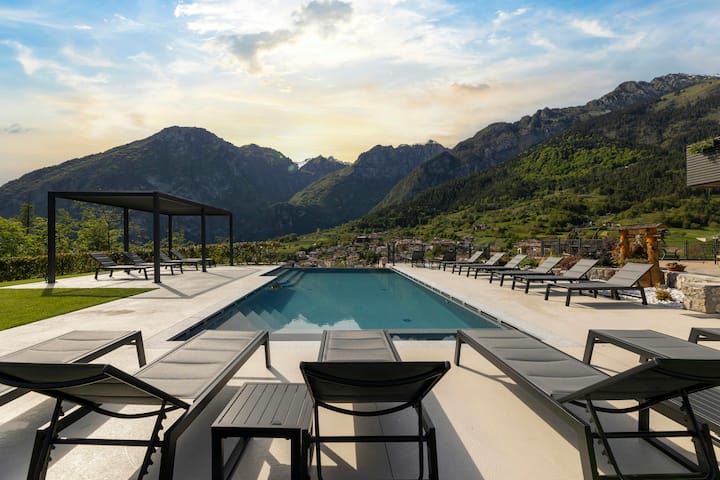 Triple Family Room With Scenic Pool View - Molveno