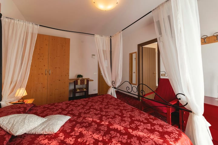 Cozy Mountain Retreat With Balcony - Molveno