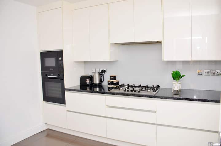(29ew-11) Dreams Unlimited: Your Budget Hub Near H - Staines-upon-Thames