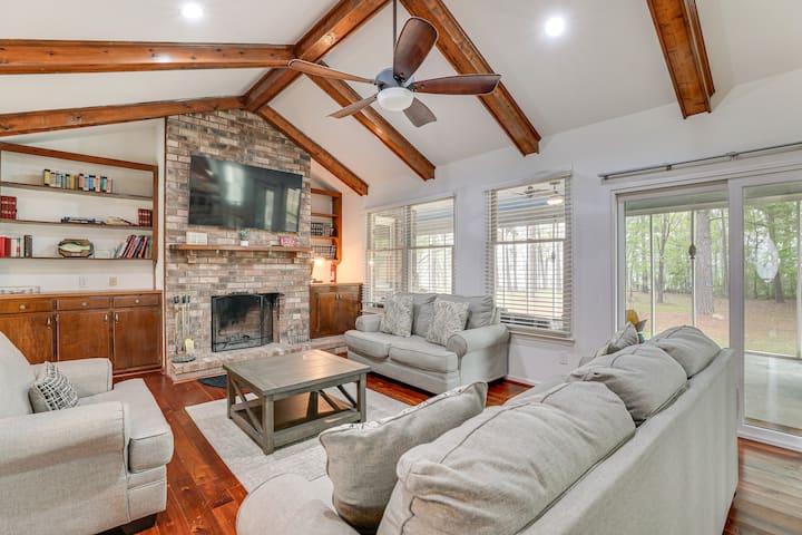 Patio + Pool Table: Lake Marion Getaway - Santee, SC