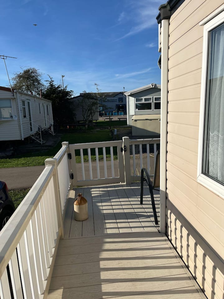 Caravan With Decking At Steeple Bay Ref 36051d - Burnham-on-Crouch
