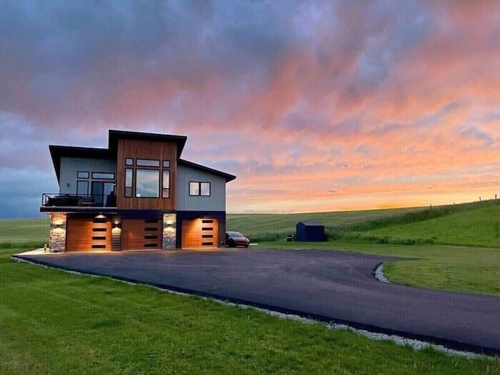 Modern Retreat, 5 Acres, Hot Tub & Views - Kalispell, MT