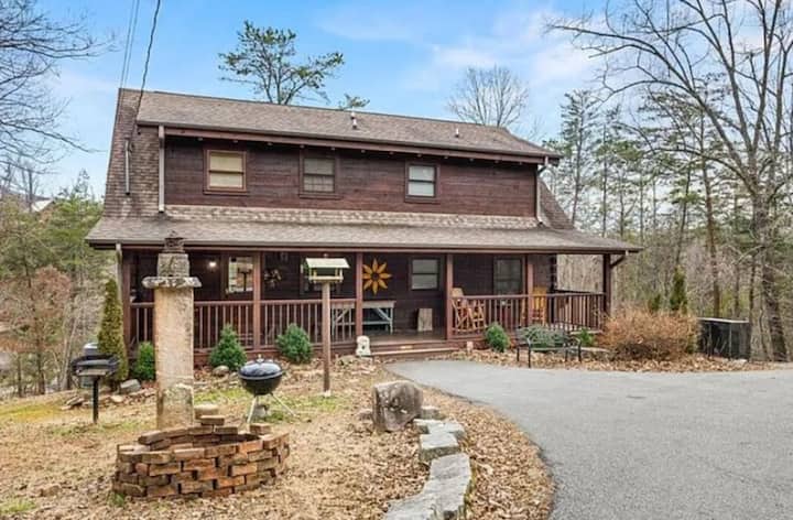 Mountain View Retreat | Fire Pit, Hot Tub & More - Gatlinburg, TN