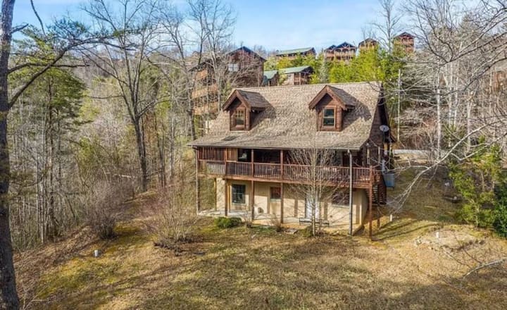Mountain View Retreat | Fire Pit, Hot Tub & More - Gatlinburg, TN