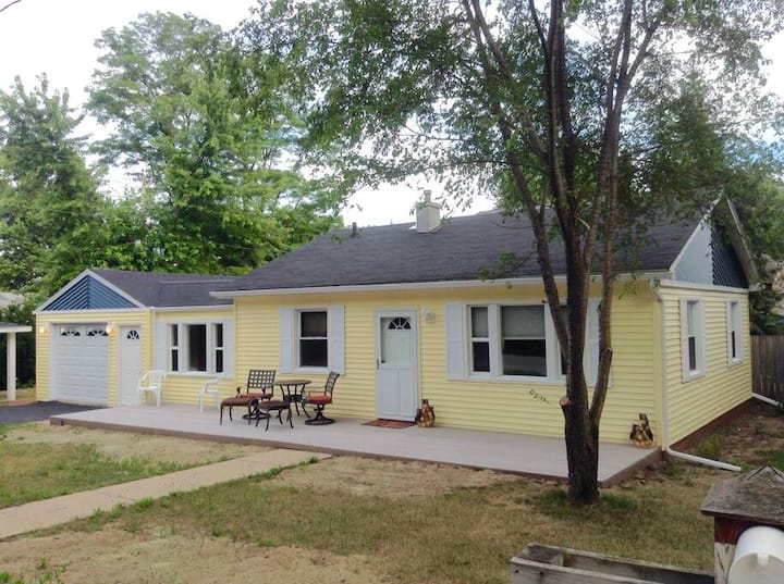 Charming Yellow Cottage Near The Beach - Michigan City, IN