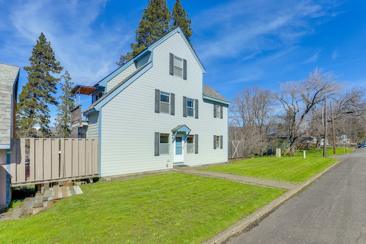 Hot Tub & Decks: Central Hood River Townhome! - White Salmon, WA
