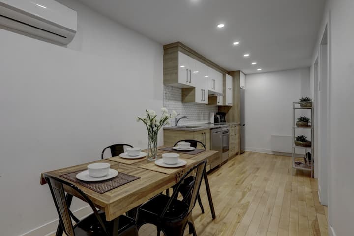 City Charm: Stylish 2br Apt Dt Mtl Hideaway Yc0 - Montreal