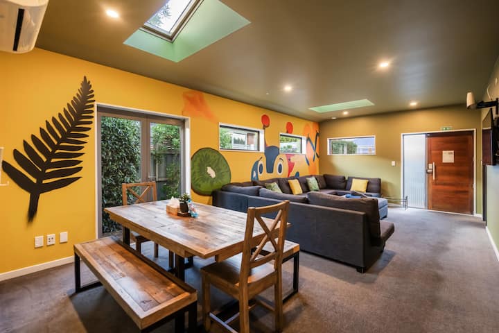 Where Is Every One?! Large Unique Retreat For All - Christchurch