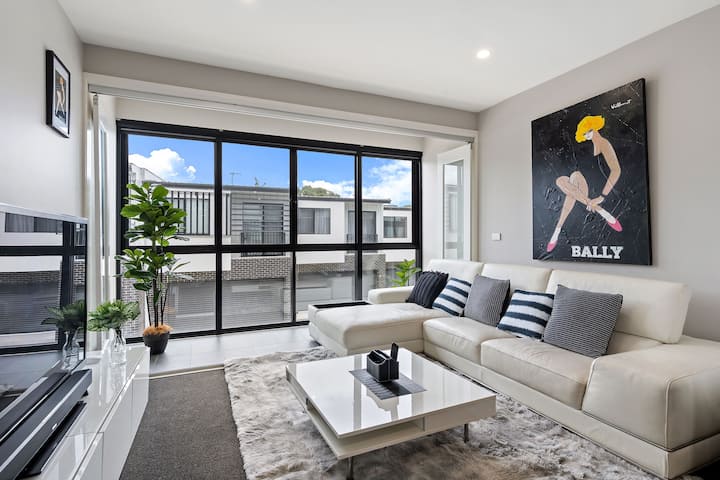 Modern 3-bedroom Townhouse In Quiet Greenway - Queanbeyan